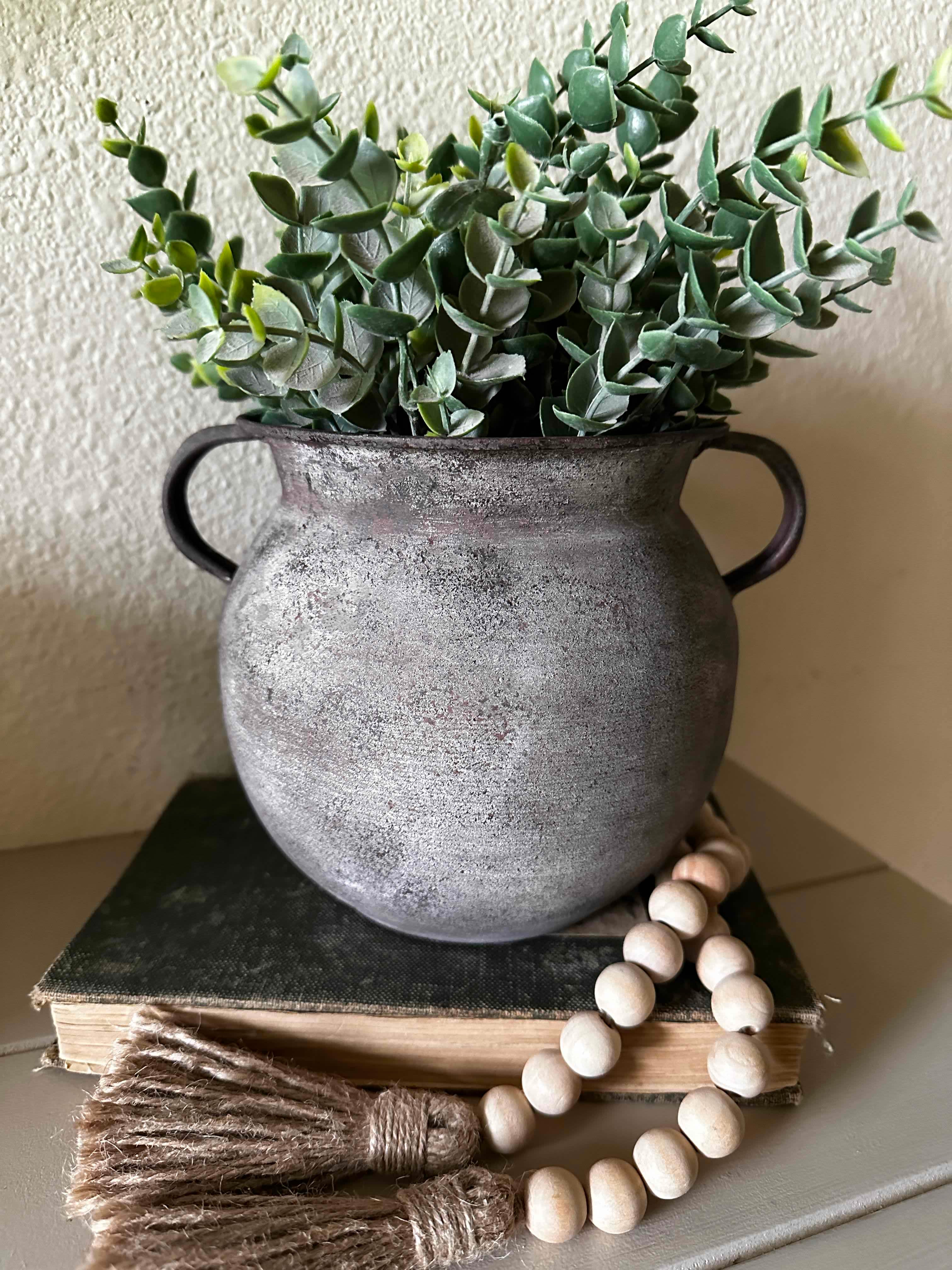 Distressed pot in brown tones – The LoveMade Home